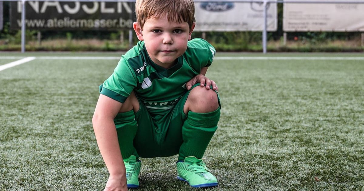 Kamiel (6) is grote broer, goalgetter en doof: “Hij wou voetballen, zei ...