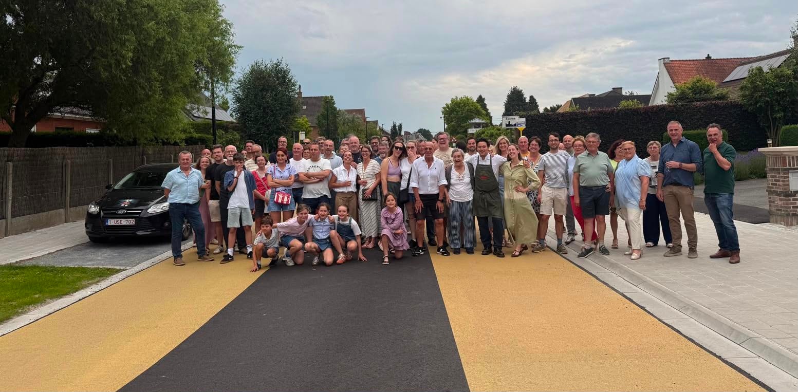 Bewoners Hulstsestraat vieren einde van de werken in hun straat | Foto ...