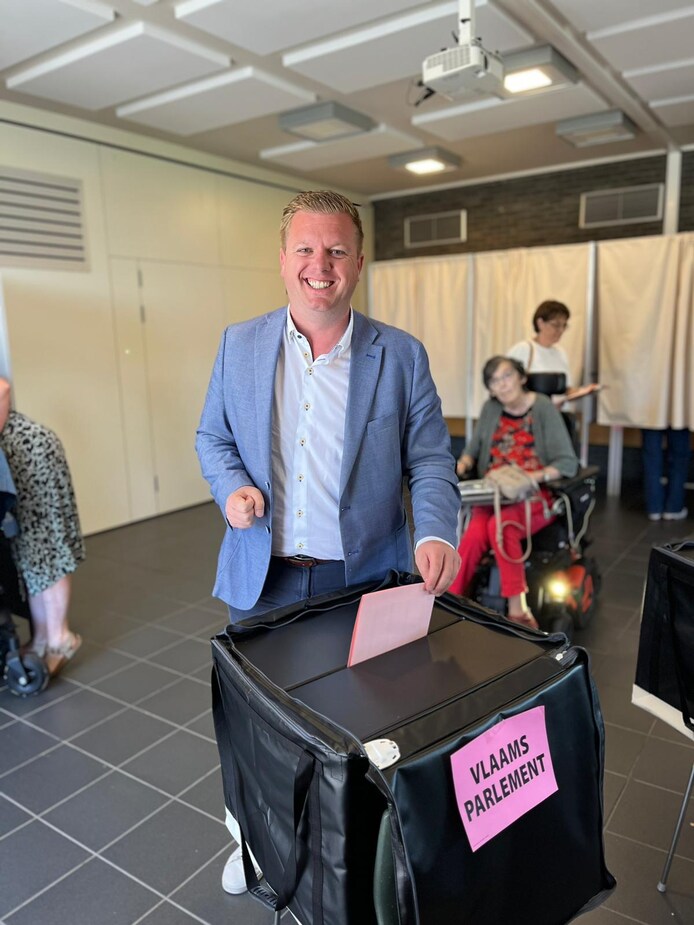 Geert Bourgeois gaat stemmen in Izegem: “Ik ben gematigd positief ...