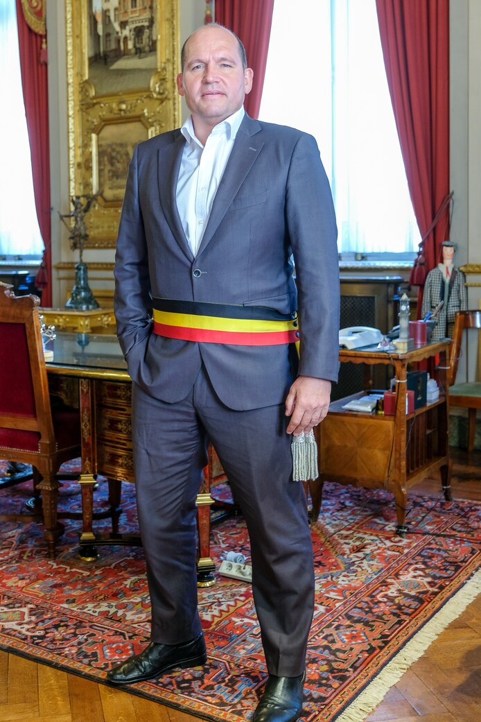 Brusselse burgemeesters en schepenen krijgen genderneutrale sjerp ...