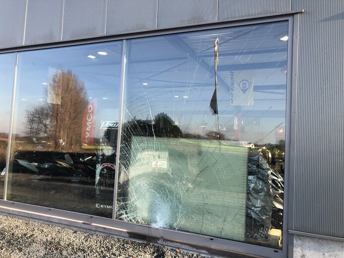Mislukte ramkraak op motorwinkel Raiglot | Meise | hln.be