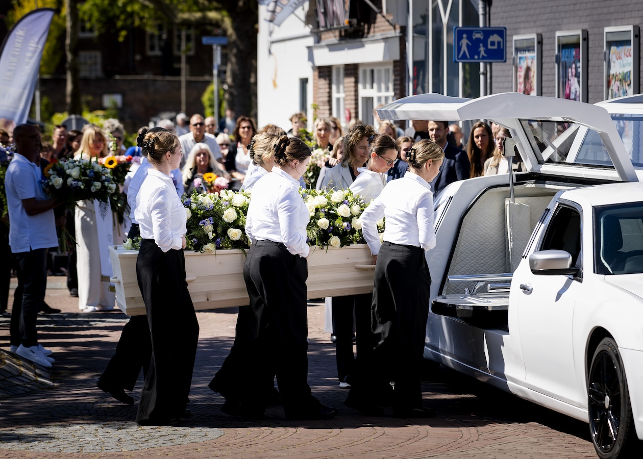 Duizenden mensen namen afscheid van Nederlandse influencer Jade Kops ...