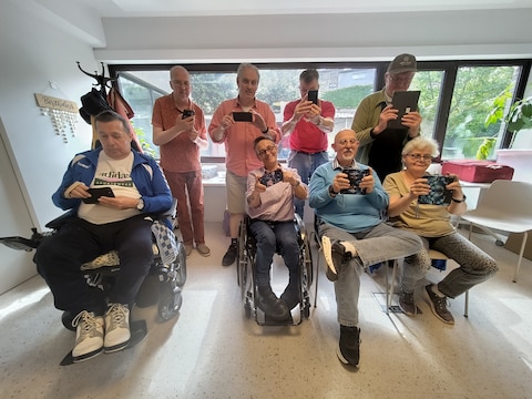 Ouderen met een beperking tonen foto’s van hun leven in het Kasterhuis ...