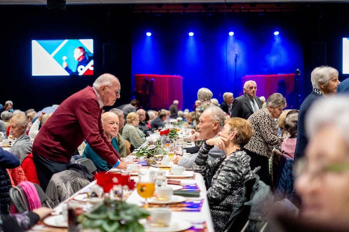 900 senioren gaan uit de bol op het jaarlijkse Seniorenfeest in Puurs ...