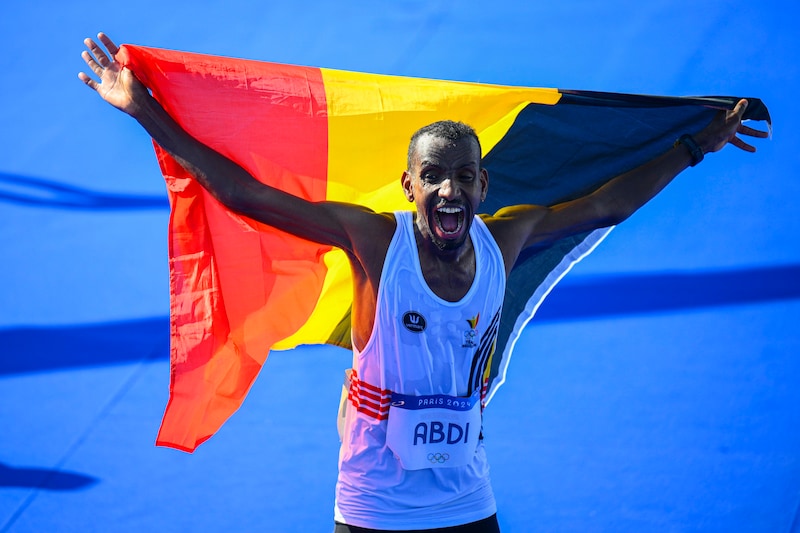 Bashir Abdi bewijst dat hij er nog staat en verbetert eigen Belgisch ...