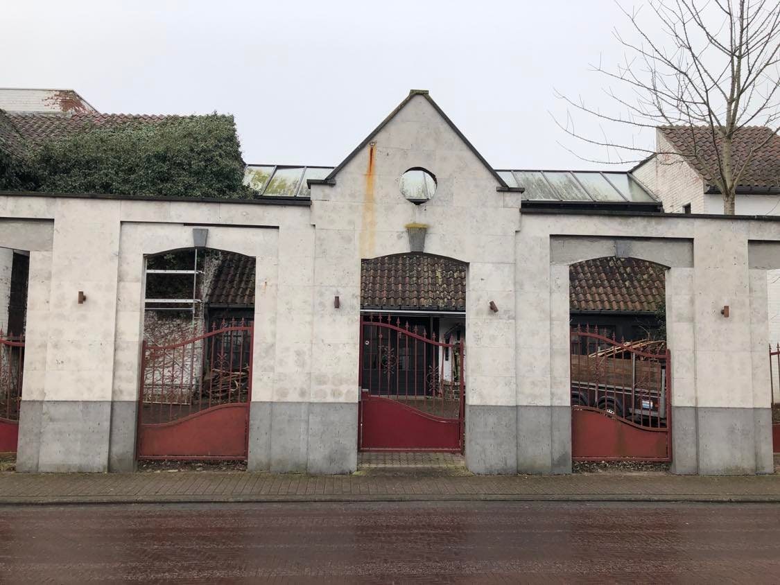 Nieuwe gebedsruimte voor moslims in Salons Tabaksbloem in Wervik | Foto ...