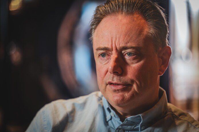 Formateur Bart De Wever (N-VA) naar de koning zonder groot deelakkoord, maar “de boer, hij ...