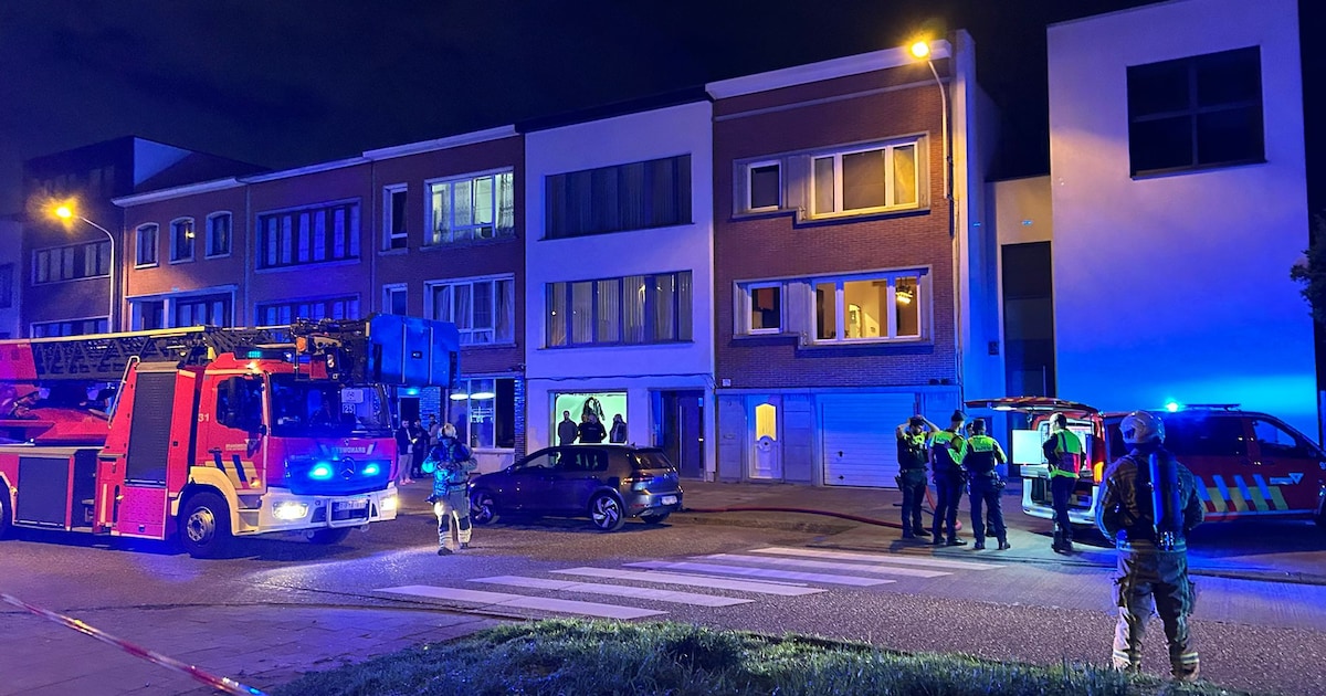 Wagen vat vuur in garage in Merksem | Regio | HLN.be