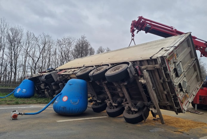KIJK. Auto zigzagt met hoge snelheid op E403 richting Doornik en doet vrachtwagen kantelen ...