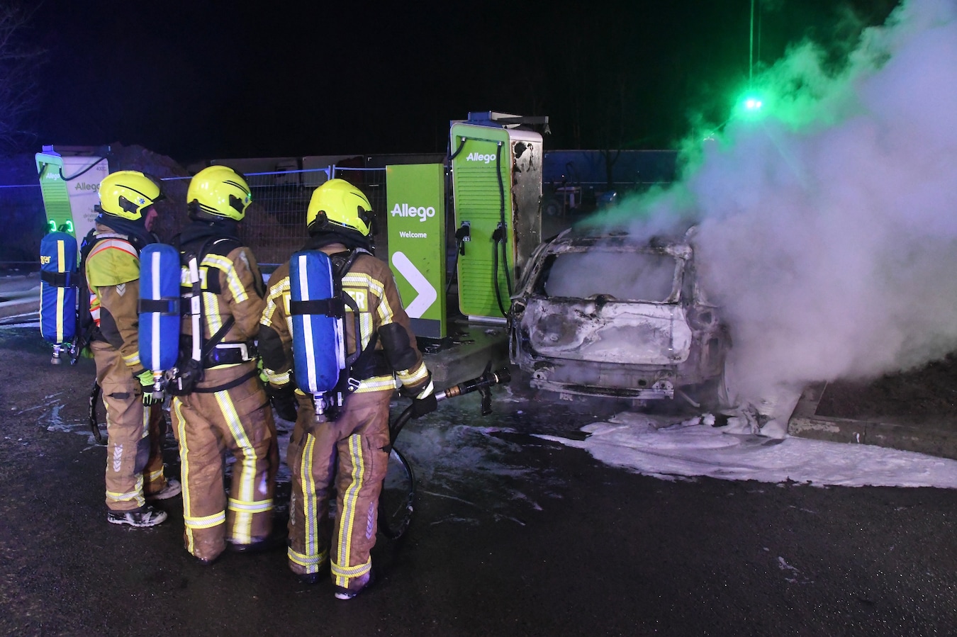 Volvo brandt als een toorts op snelwegparking in Marke: “Net klaar met ...