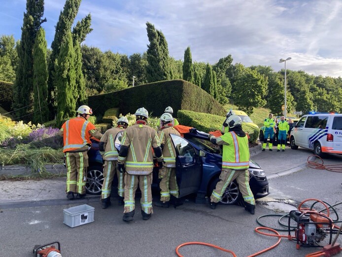 Vrouw afgevoerd naar ziekenhuis na verkeersongeval in Anderlecht | Brussel | hln.be