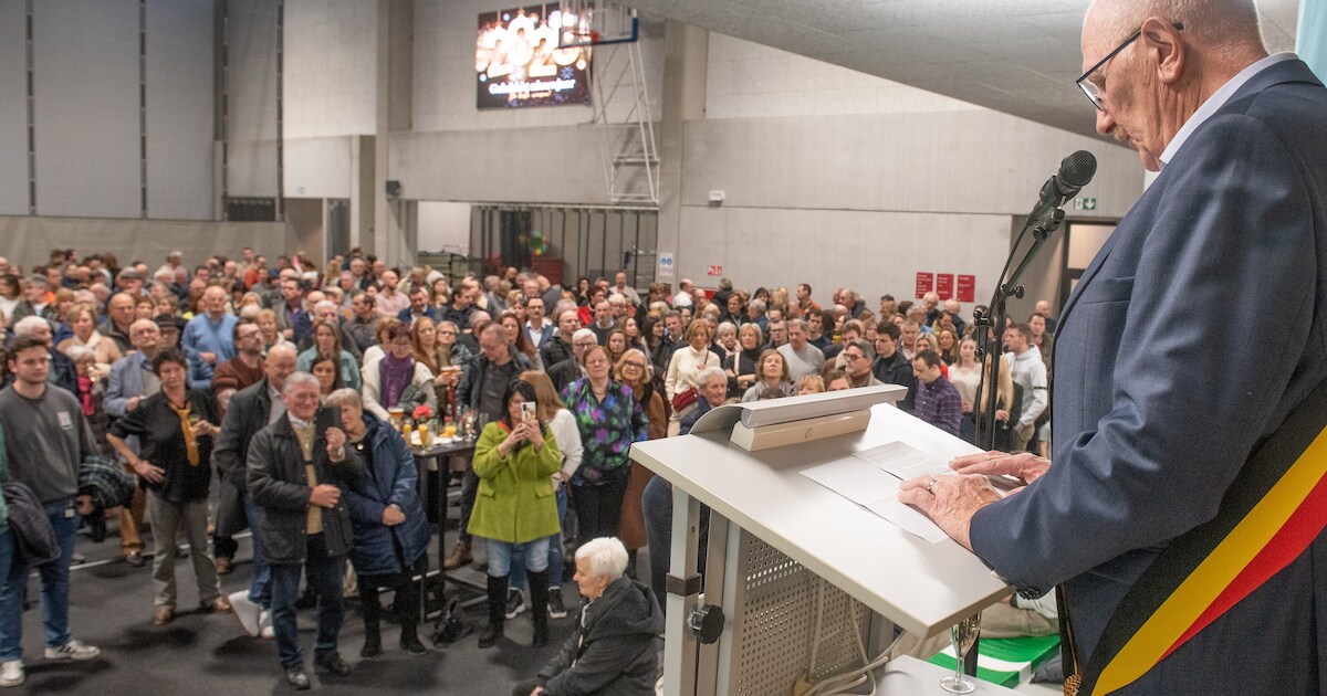 IN BEELD. Inwoners van Gavere toosten in Sporthal Scaldis op het nieuwe ...