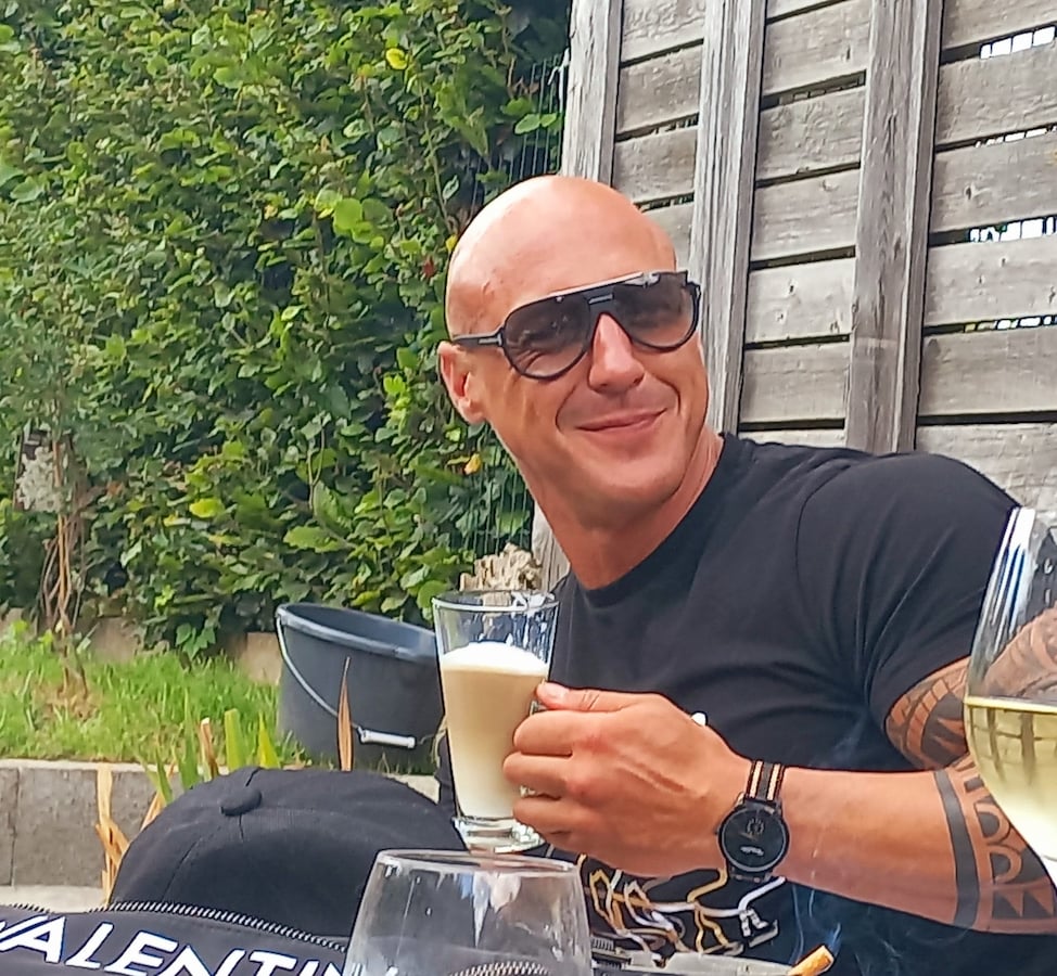 Bekende bodybuilder Jonas (39) overleden na hartaderbreuk: “‘Blijf bij ...