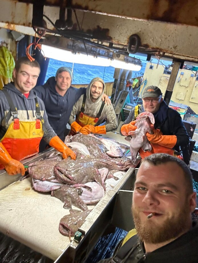 Honderden vissers, familieleden en vrienden nemen afscheid van Michael ...