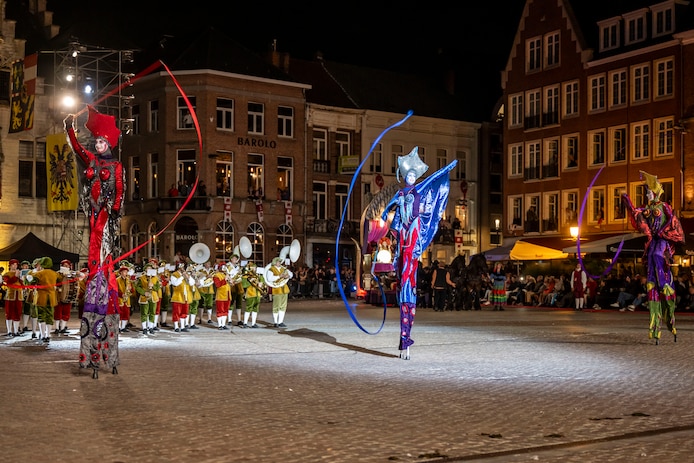IN BEELD. Reuzenommegang Katuit bekoort met kermisnostalgie en ...