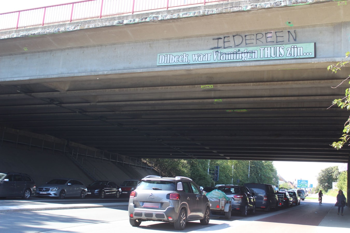 Vandalen passen Dilbeekse slagzin aan op viaduct E19: “Geen idee hoe ...