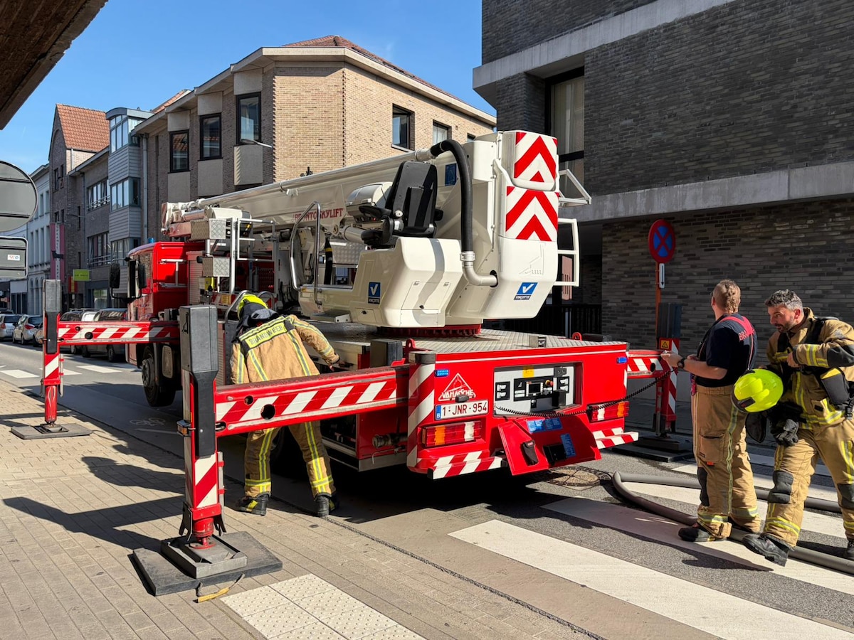 Karton vat vuur op terras van appartement in Temse | Foto | hln.be