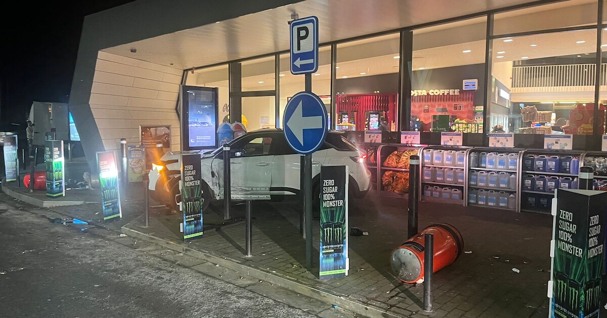 Bestuurder probeert weg te vluchten van politie en ramt paaltjes en takelwagen op E40-parking in ...