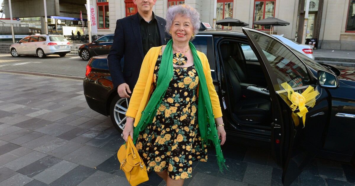 Lucie ‘The Queen’ Mertens in diepe rouw na overlijden van Elizabeth II ...