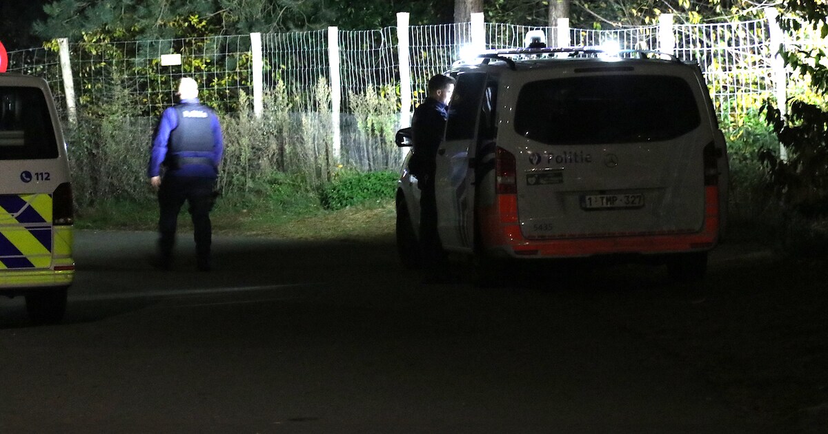 Onze fotograaf trekt naar de snelwegparking in Waasmunster… en merkt ...