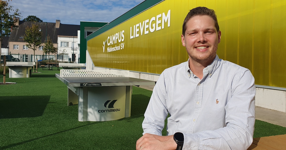 Ooit gaf hij tips aan de onderwijsminister, nu staat Simon (28) als directeur aan het roer van ...