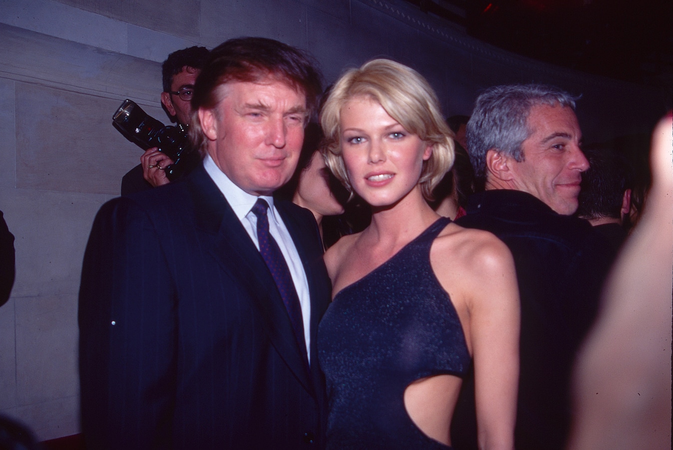 Op deze foto in ‘The New York Times’: Trump en Epstein. Maar wat doet ...