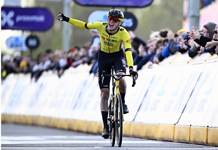 Jorgenson wint Dwars door Vlaanderen ondanks zware valpartij van kopman ...