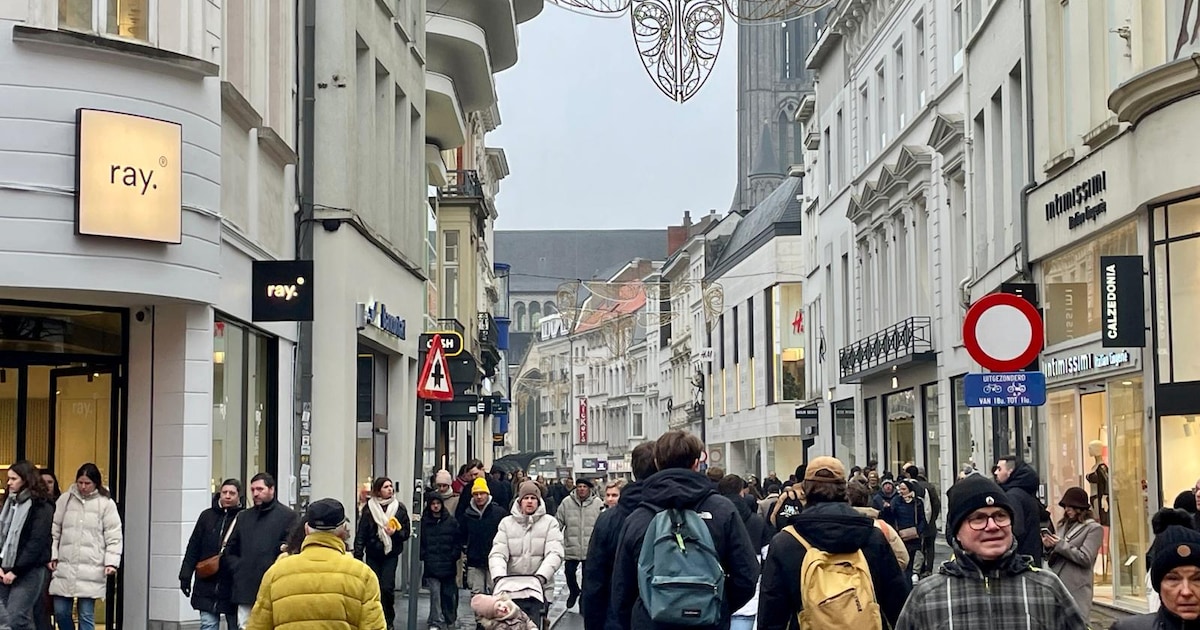 Op de koppen lopen in het centrum van Gent tijdens laatste koopzondag ...