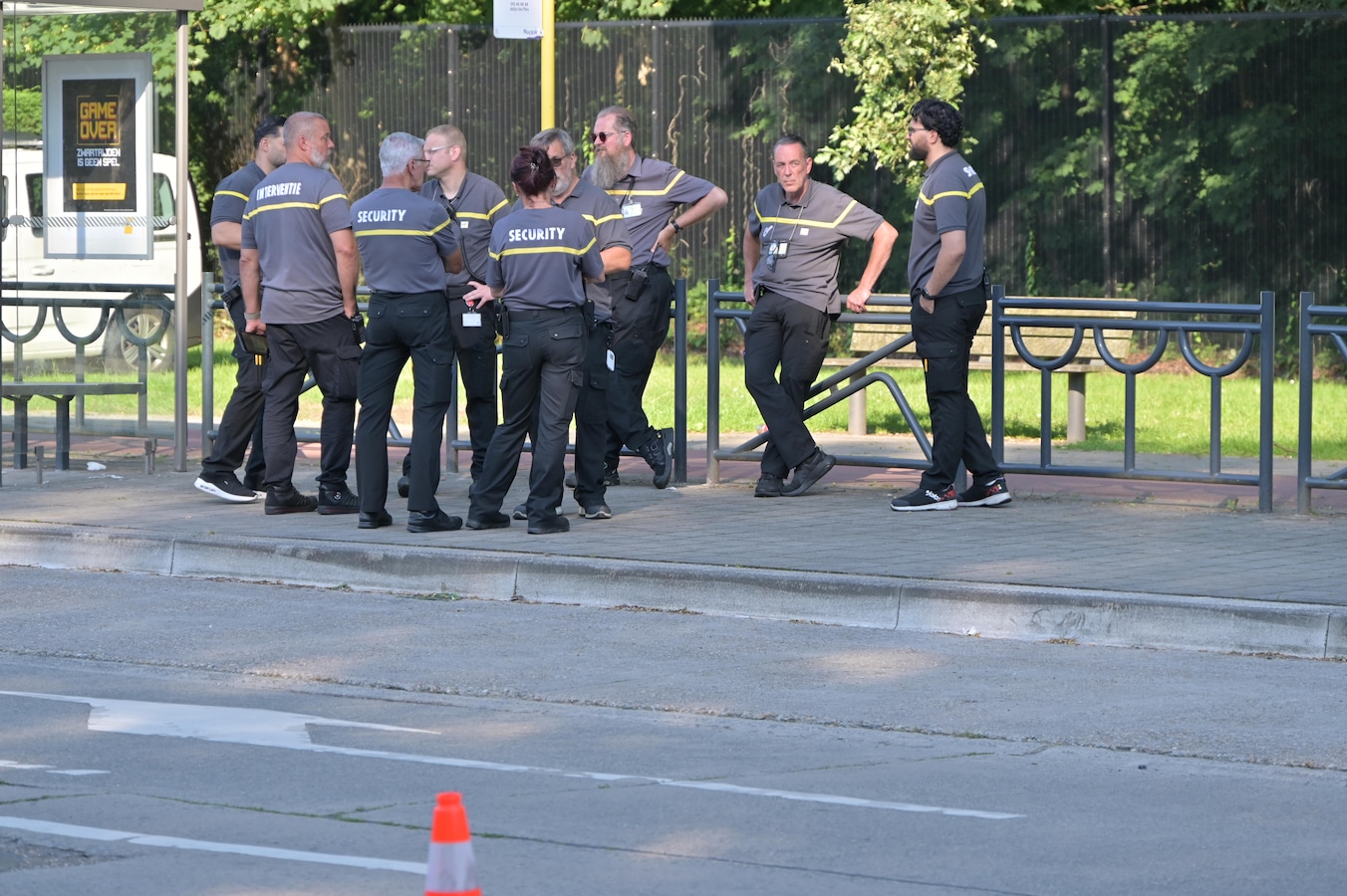 Na problemen met inklimmers: extra omheining en massale politie-inzet ...
