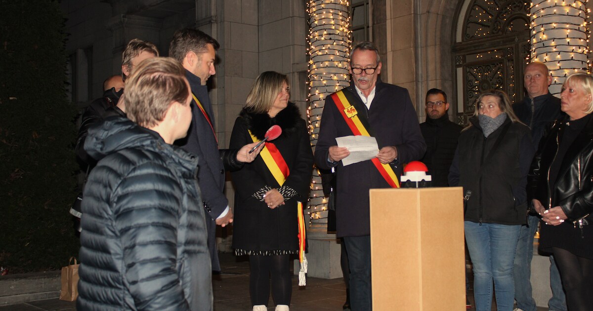 De kerstboom van La Roche schittert op de Grote Markt van Ronse: een ...