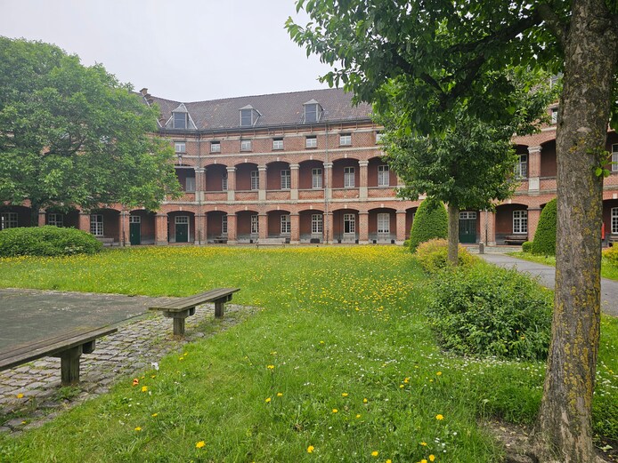 Gevangenis Hoogstraten blijft deels toch langer open: “In het kasteel ...