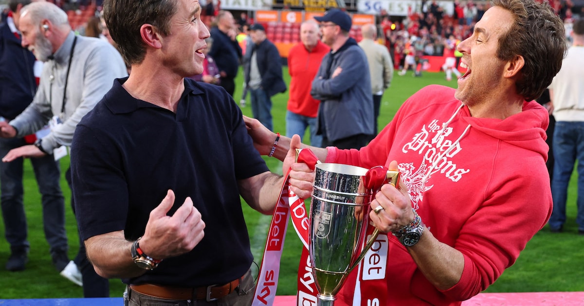 Voetbalsprookje Ryan Reynolds & co blijft maar duren: Wrexham viert nu ...