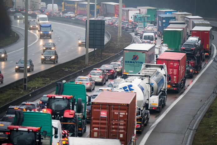 Anderhalf uur file op de Binnenring van Brussel naar Zaventem: één ...