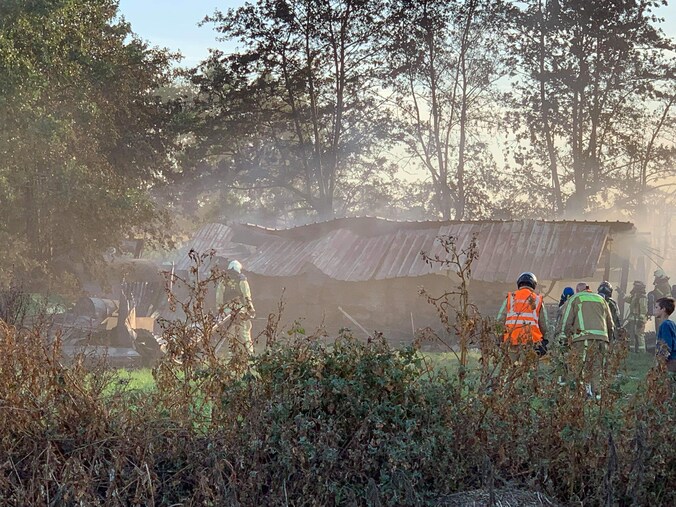 Loods met landbouwvoertuigen vat vuur bij groenten- en fruitteler ...