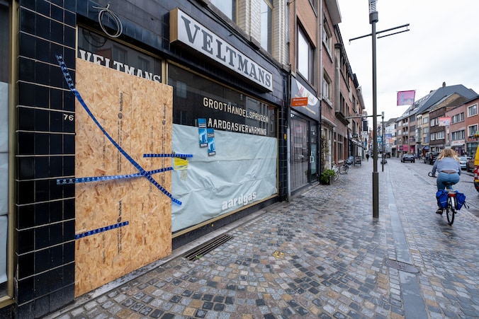 Twee minderjarigen opgepakt na felle brand in leeg magazijn waarbij ...
