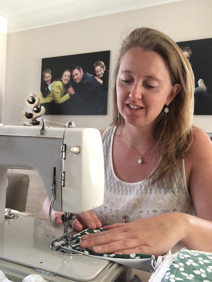 Lien (35) maakt honderden mondmaskers om gratis uit te delen: “Hoe ...