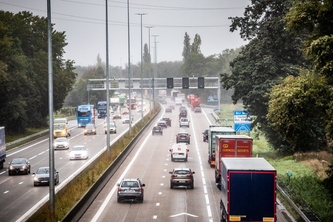 Halfuur file op E313 richting Luik door brandend voertuig in Beringen ...