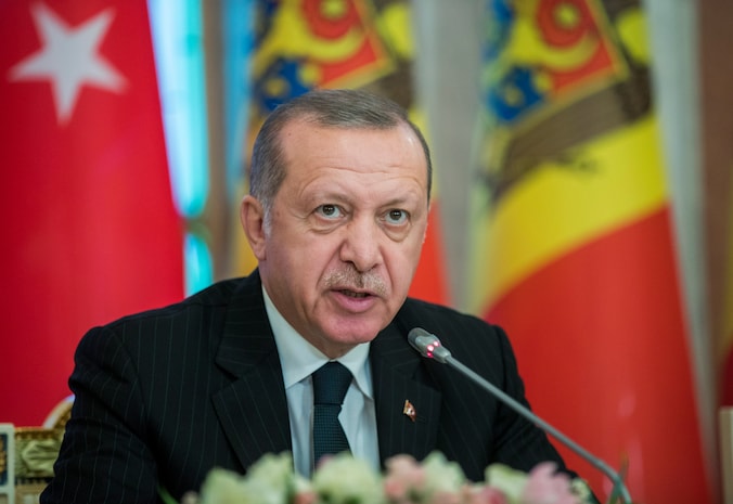 Erdogan laat aanklacht tegen studenten wegens “beledigend” spandoek ...