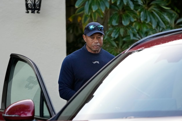 “Hij lag aan het infuus”: Tiger Woods blijft op de sukkel en geeft op ...