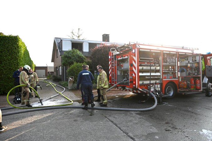 Slachtoffer uit woning gered en gewond afgevoerd na woningbrand in ...