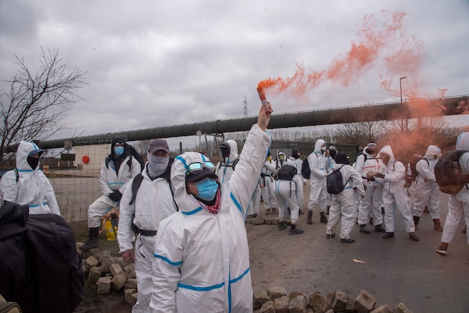 Federale politie valt binnen bij tientallen activisten van klimaatgroep ...