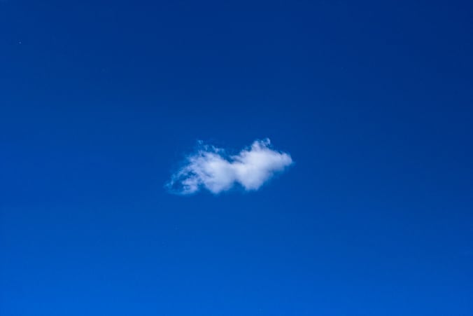 Veel ruimte voor de zon met een enkele wolk in Oostkamp in de ochtend ...