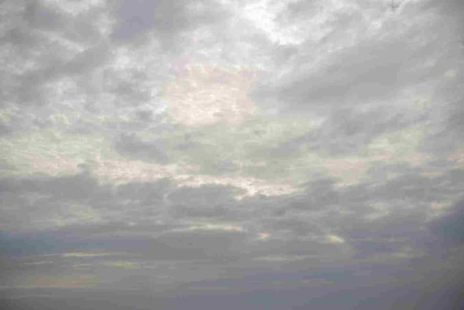 Zwaar bewolkt met weinig ruimte voor de zon in Baarle-Hertog in de ...