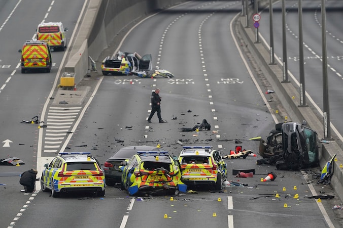 KIJK. Meerdere politieauto’s total loss na zware crash op snelweg in ...