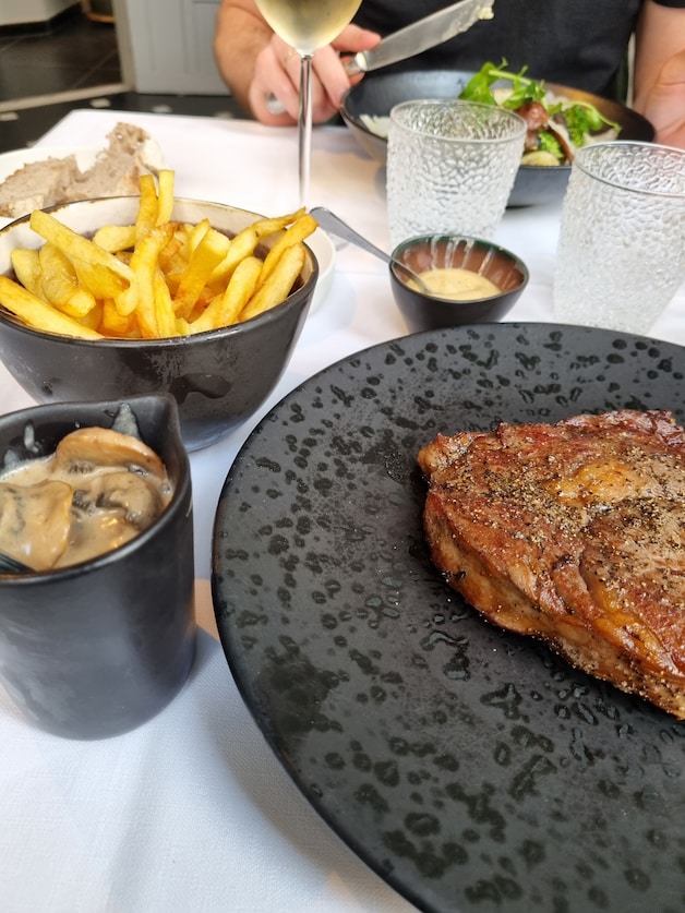 “Als je de beste frietjes van Vlaanderen wil eten, haast je je naar dit ...