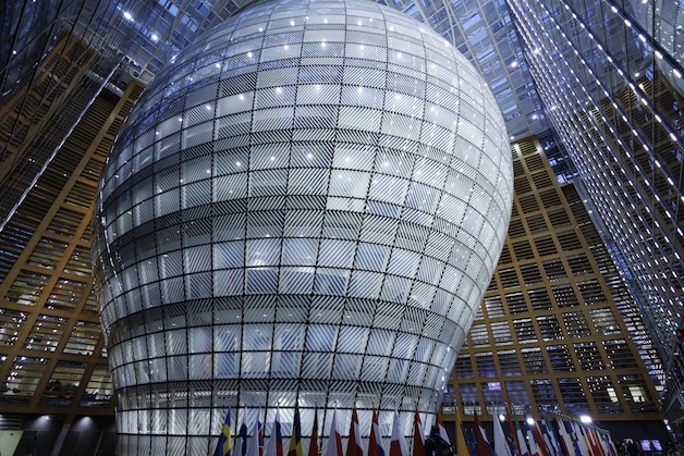 Belgische trots Philippe Samyn (77), ontwerper van het Europagebouw ...