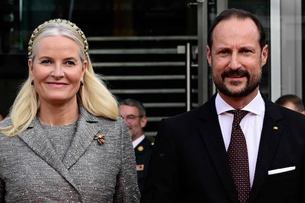 Ex-vriendin van Noorse ‘schandaalzoon’ Marius smeekte Haakon en Mette ...