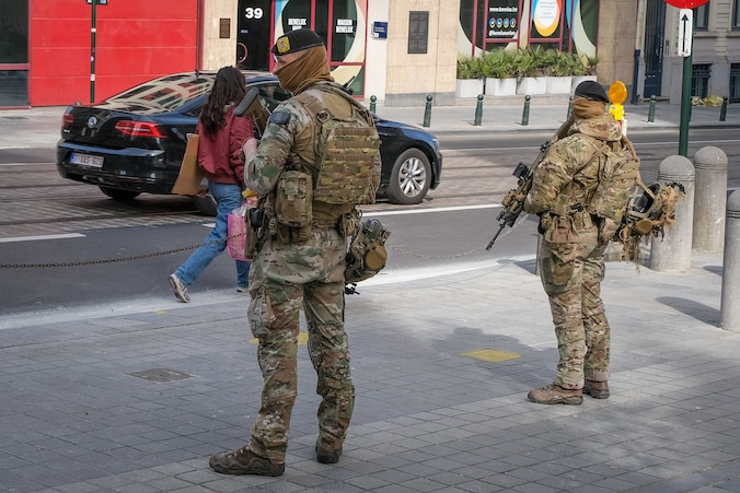 Militairen patrouilleren vanaf vrijdag aan metro- en treinstations in ...