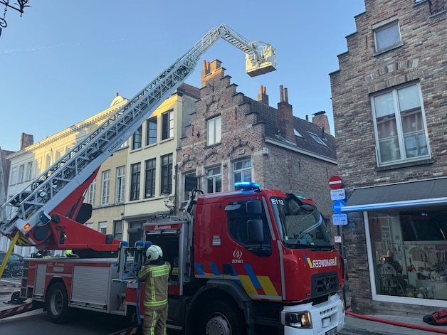 Vier panden onbewoonbaar na zware brand in centrum Brugge: “Ook ...