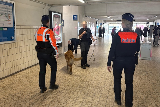 Politie houdt opnieuw grootschalige controleactie aan station van Sint ...